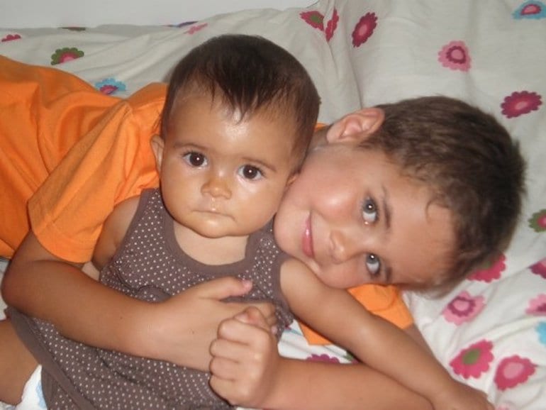 The Pros And Cons Of Having A BIG Age Gap Between Siblings HoneyKids Asia the-pros-and-cons-of-having-a-big-age-gap-between-siblings-honeykids-asia